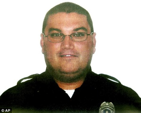 Police officer shot dead after pointing stun gun at man's dogs