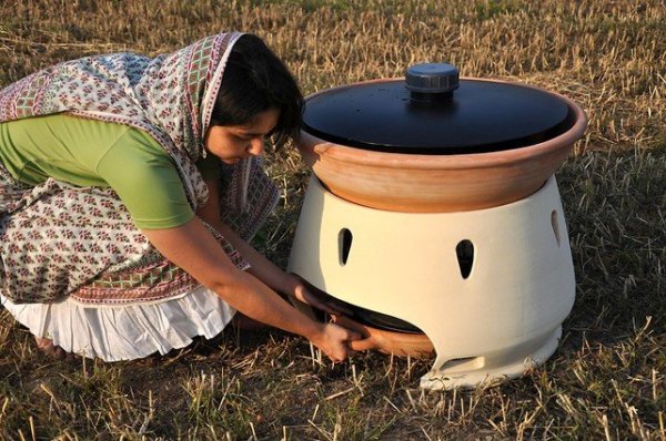 Solar Powered Water Distiller Turns Salt Water into Fresh Drinking ...