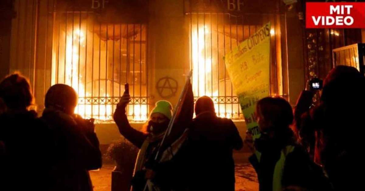 Protesters in Paris Target France's Central Bank — Set It On Fire - The ...