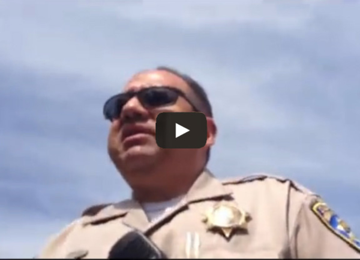 Horribly Uniformed Cop Tells this Guy, "Its' Illegal to Film Him ...